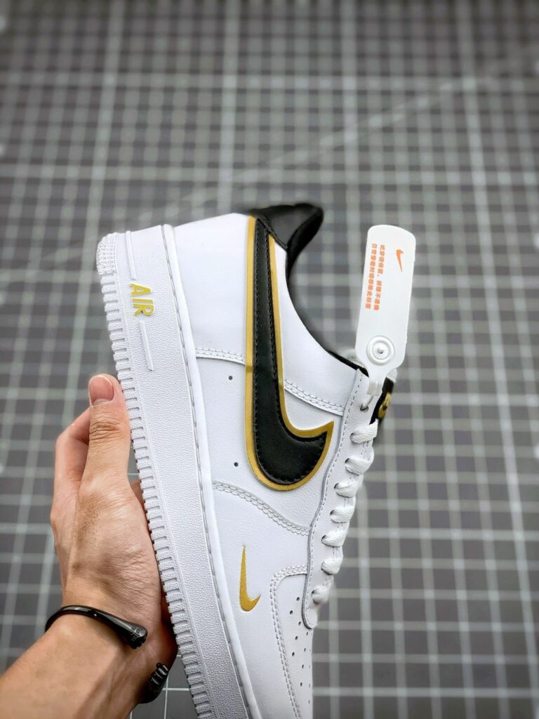 RÉPLICA AIR FORCE 1 LOW ’07 LV8 DOUBLE SWOOSH ‘WHITE METALLIC GOLD’ – ZR